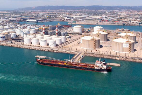 Un fallecido tras una explosión en un tanque inflamable en el Puerto de ...