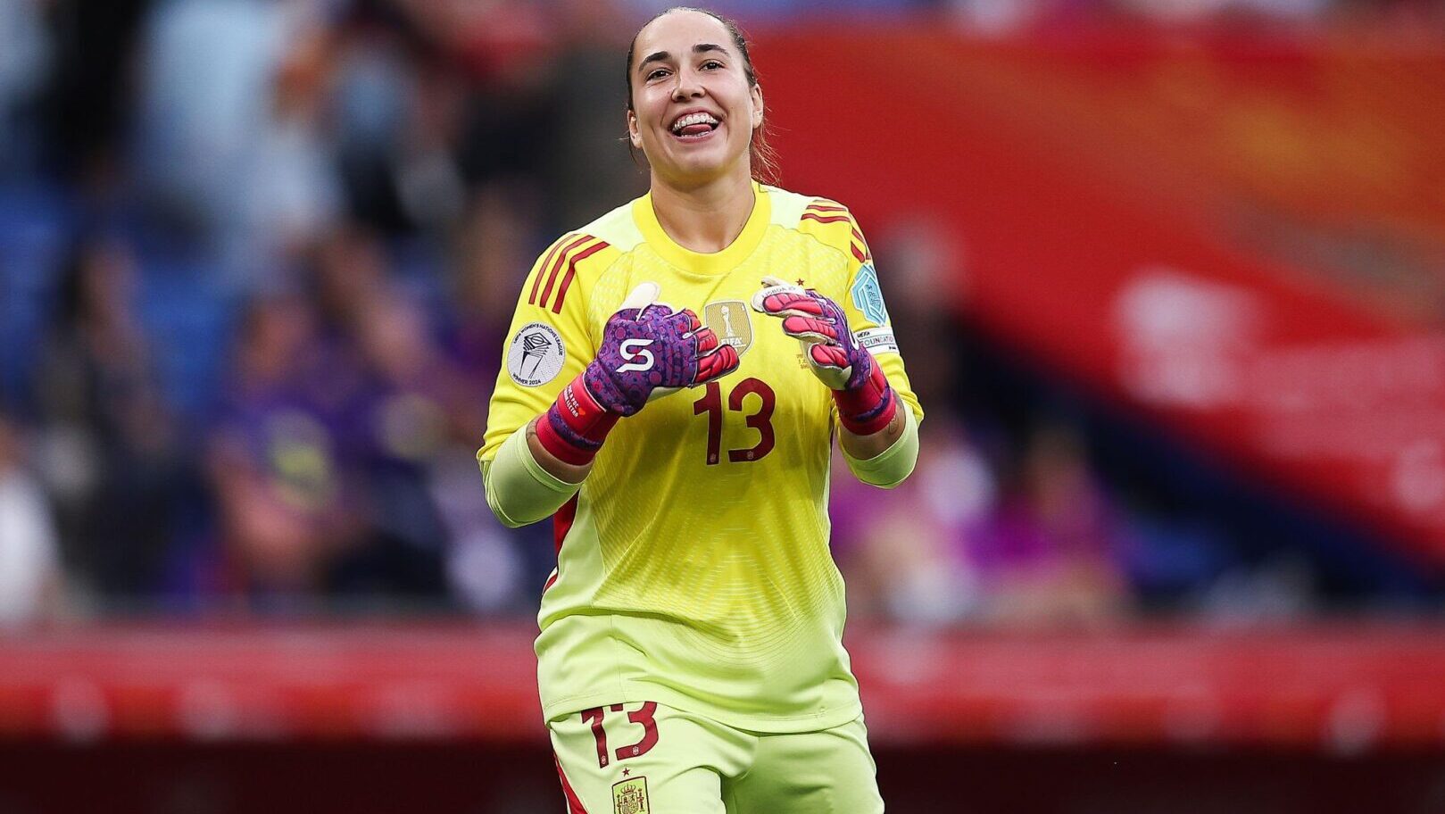 Cata Coll niega el cambio de botella que acusa Hannah Hampton - Artículo 14