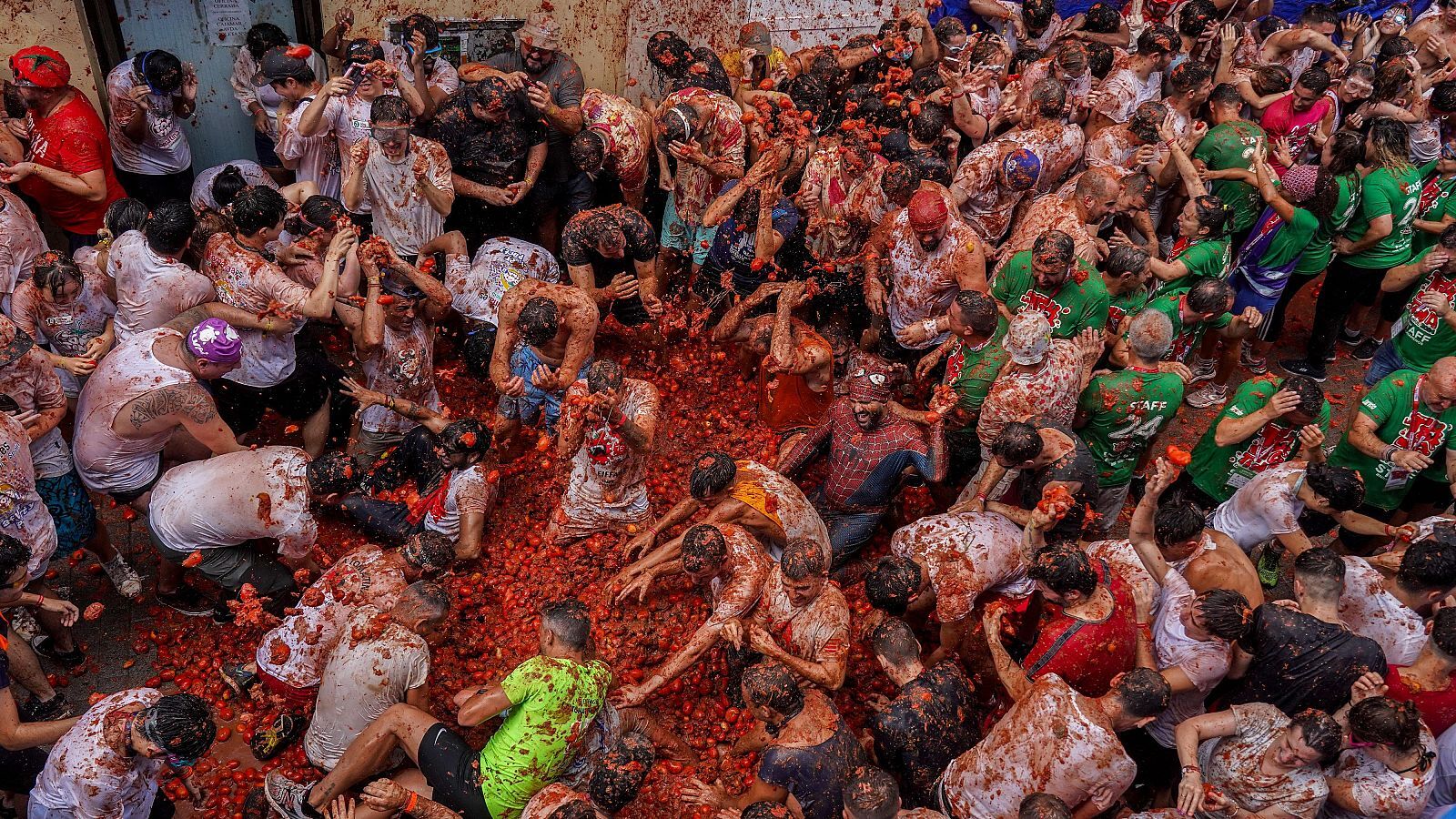 Tomatina 2025: vuelve la fiesta más emblemática de Buñol y aún quedan ...