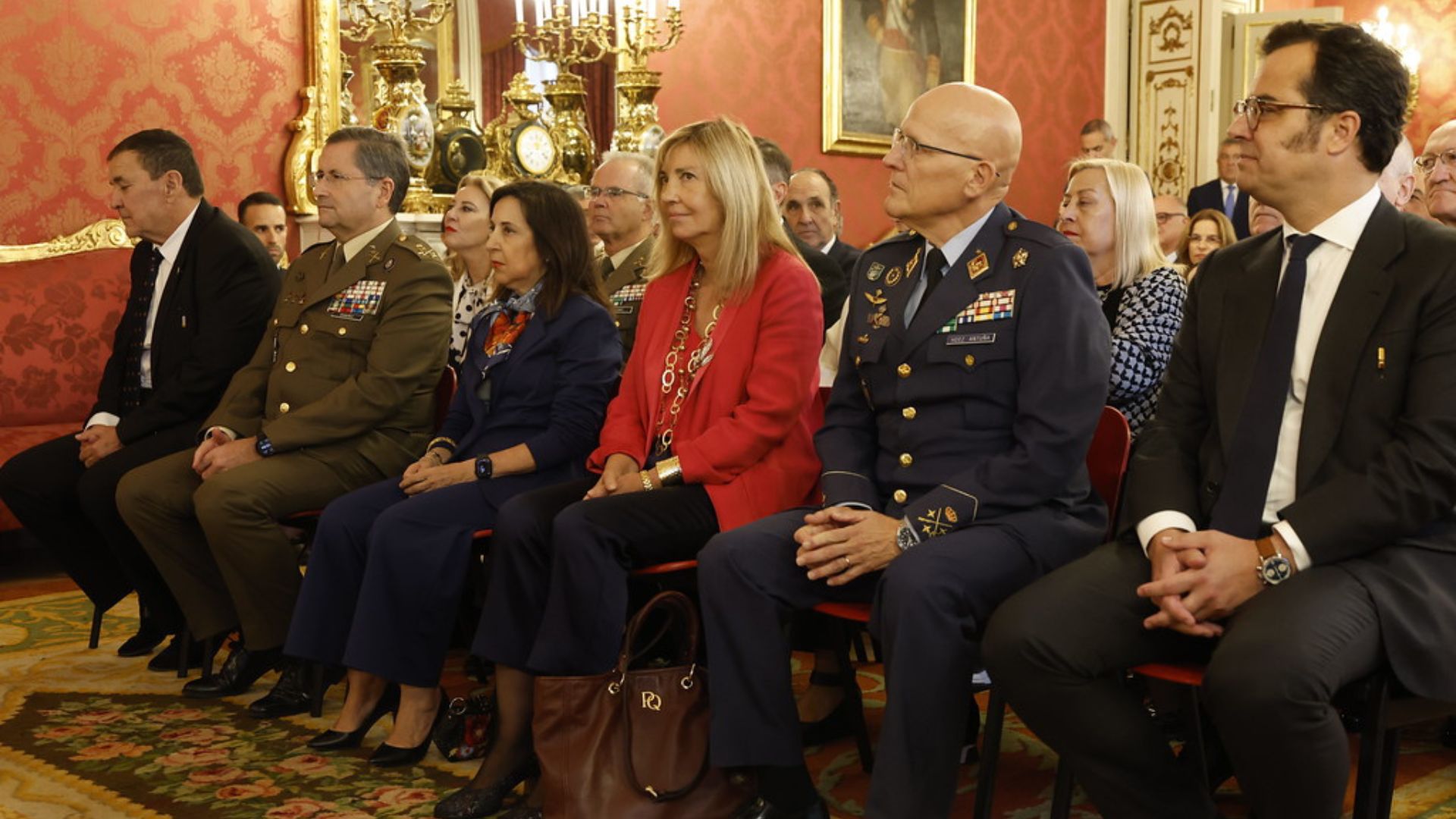 Robles condecora a la Justicia y el Periodismo como profesiones que ...