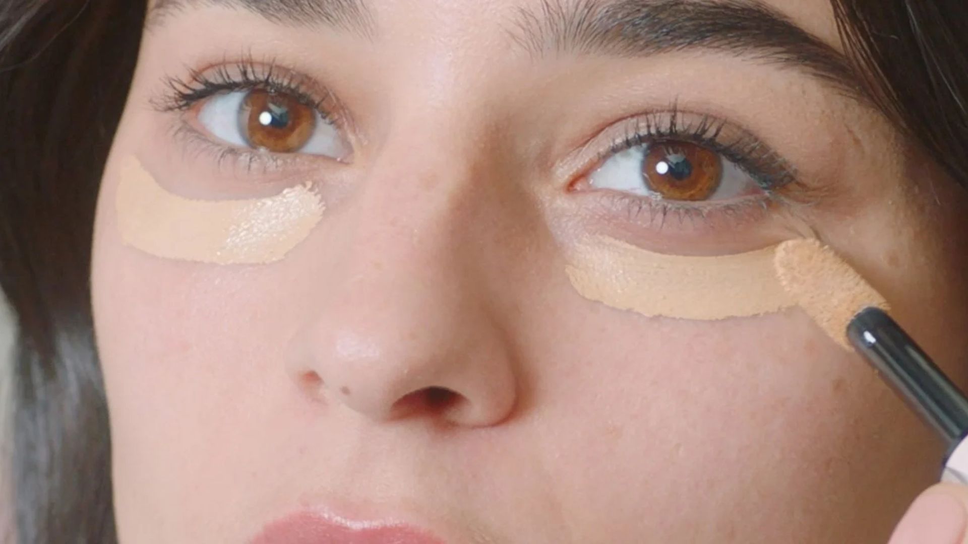 Por qué tus ojeras se ven más con maquillaje: lo que debes hacer ...